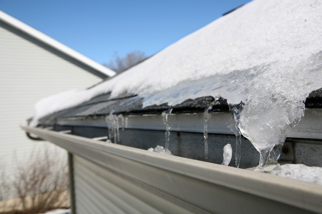 What To Do About Ice Buildup in Your Gutters | Topper Construction
